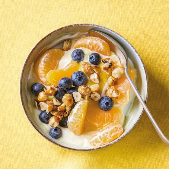 Skyr met blauwe bessen, mandarijn en hazelnootcrunch | Jumbo